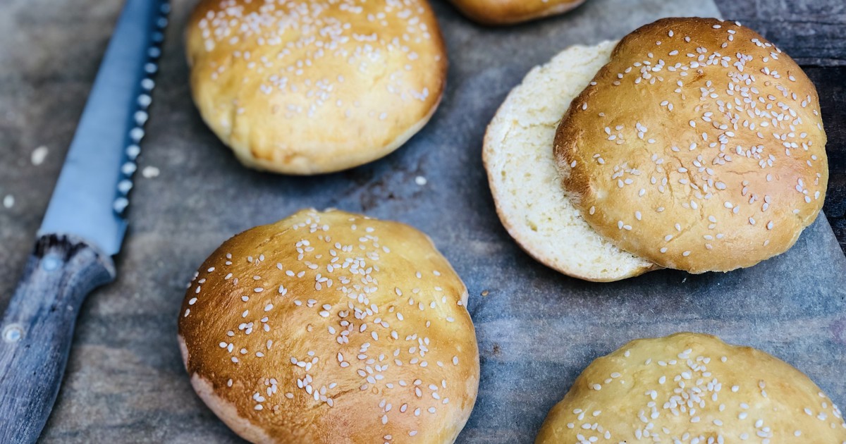 Burgerboller: Nemme og hjemmelavede burgerboller - Opskrift - Arla | Arla
