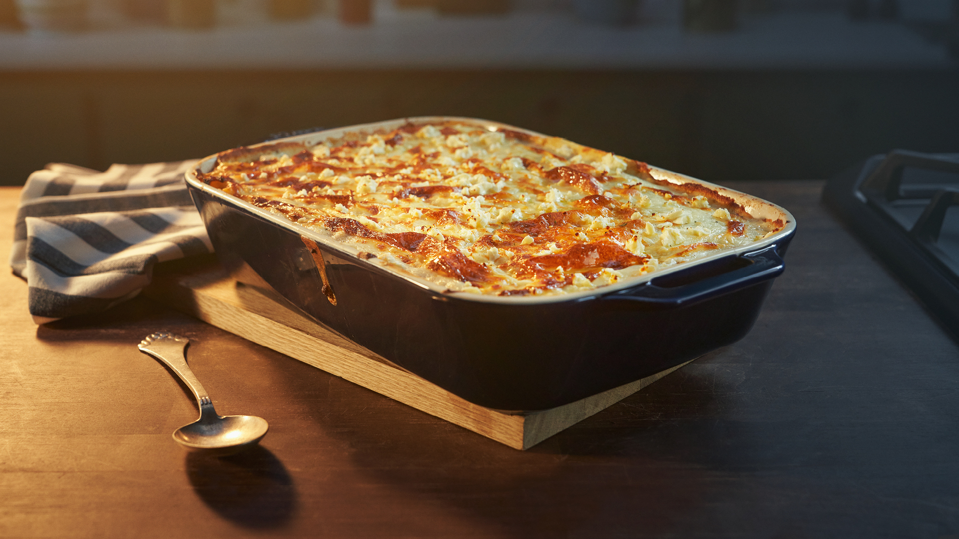 Pasta penne con ternera al horno y salsa bechamel cremosa | Lurpak®