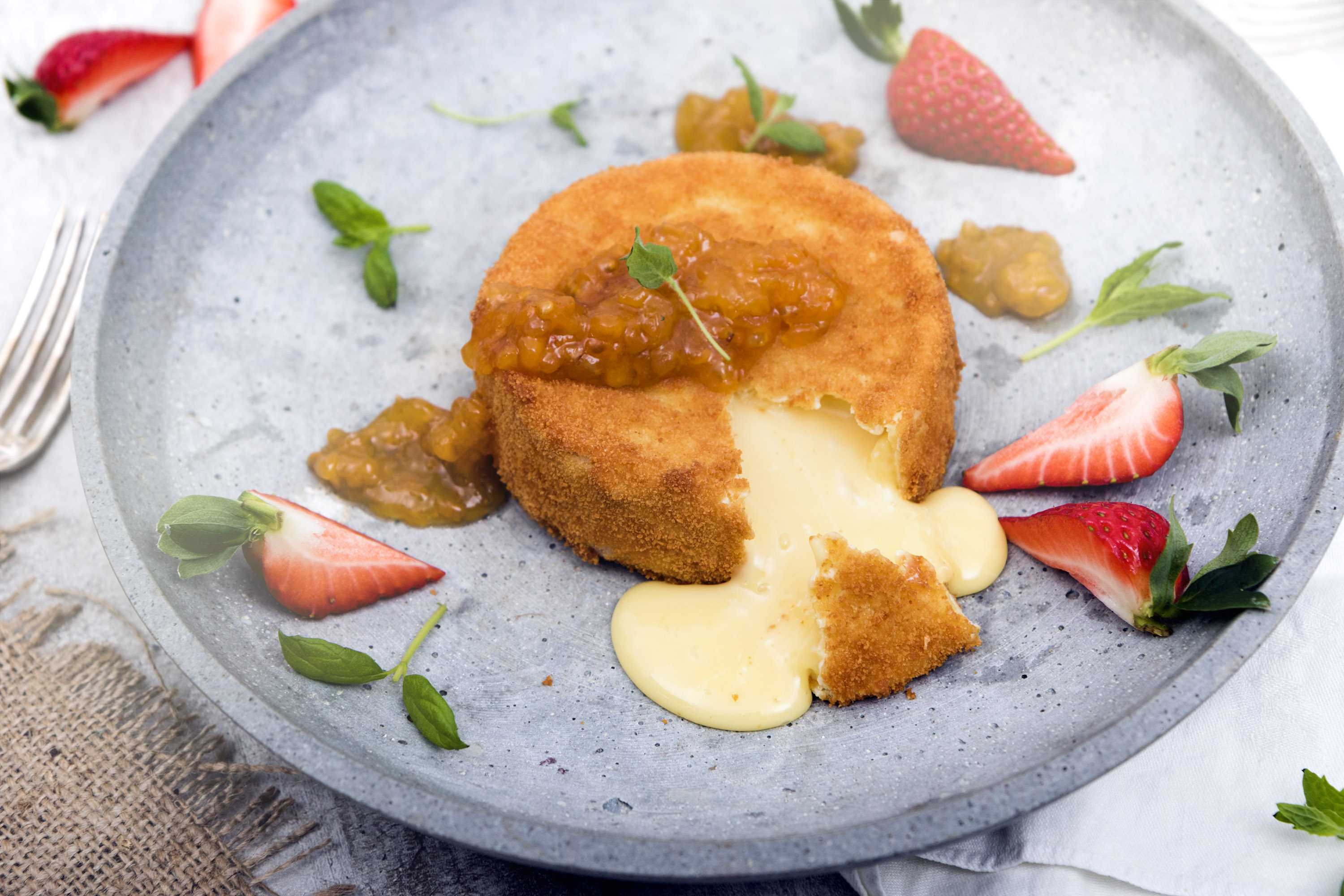 Friterad camembert med hjortronsylt | Falbygdens Ost