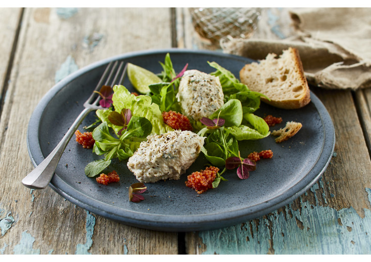 Ørredmousse på salatbund - Opskrift på lækker forret med fisk - Arla | Arla