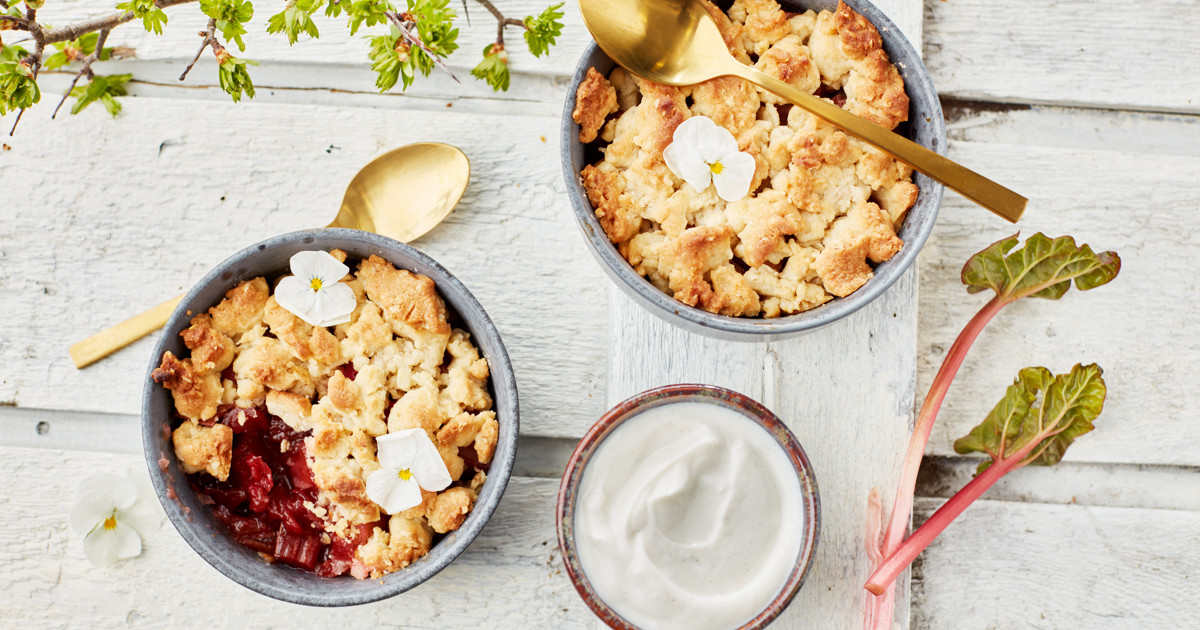Rabarbercrumble - bedste opskrift på sprød crumble og rabarber | Arla