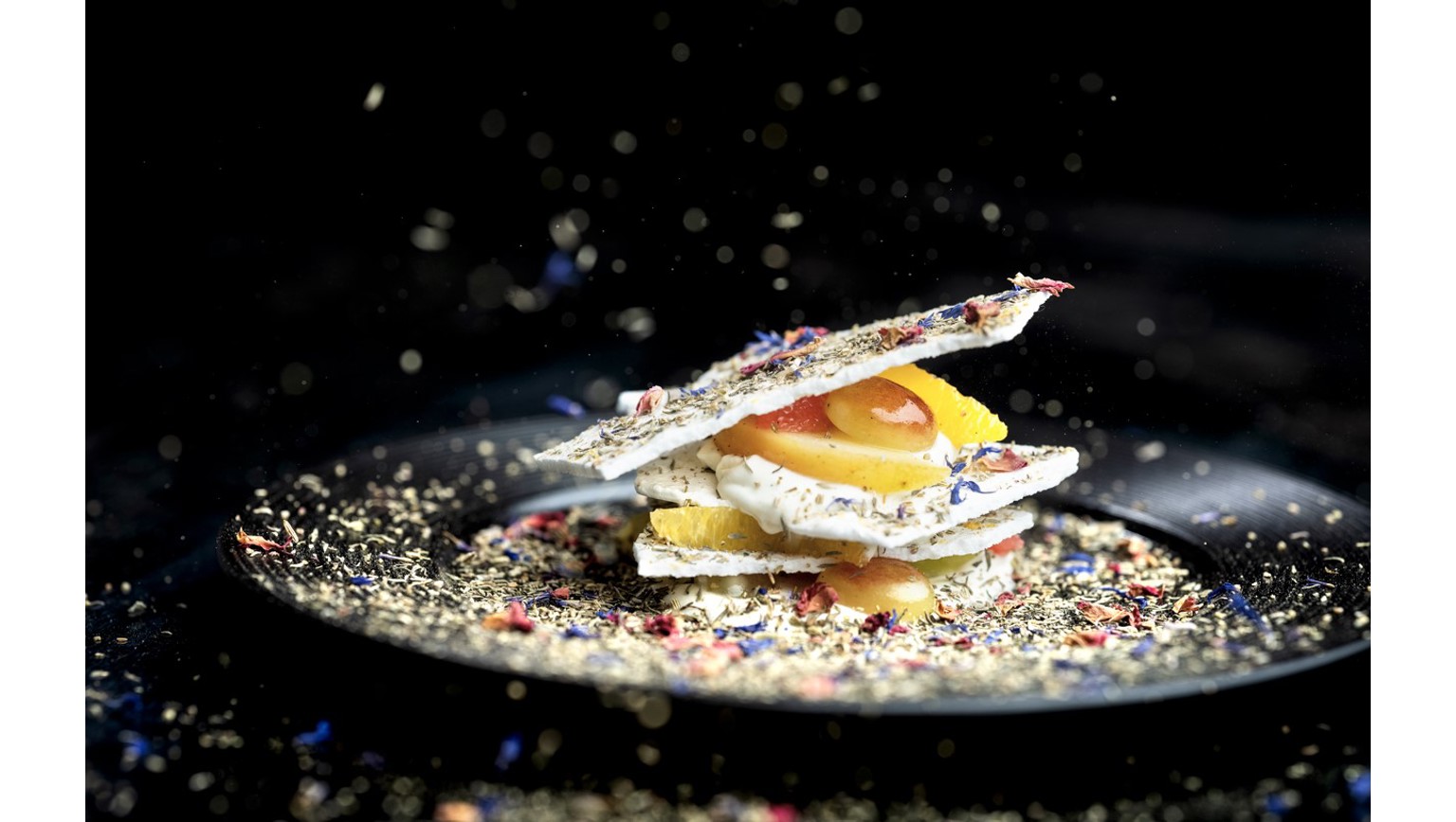 Pavlova met slagroom en gemarineerd fruit | Recepten | Arla Pro