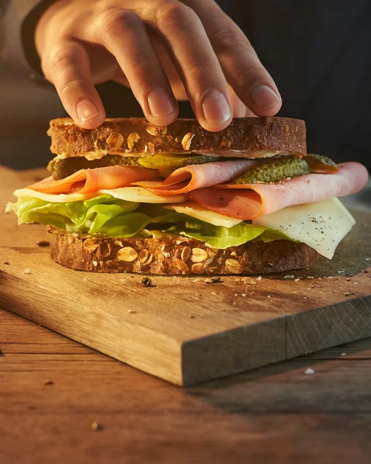 Sandwich al salmone e avocado | Lurpak®