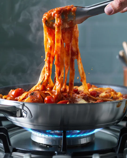 BEEF PENNE PASTA BAKE WITH CREAMY BÉCHAMEL SAUCE | Lurpak®