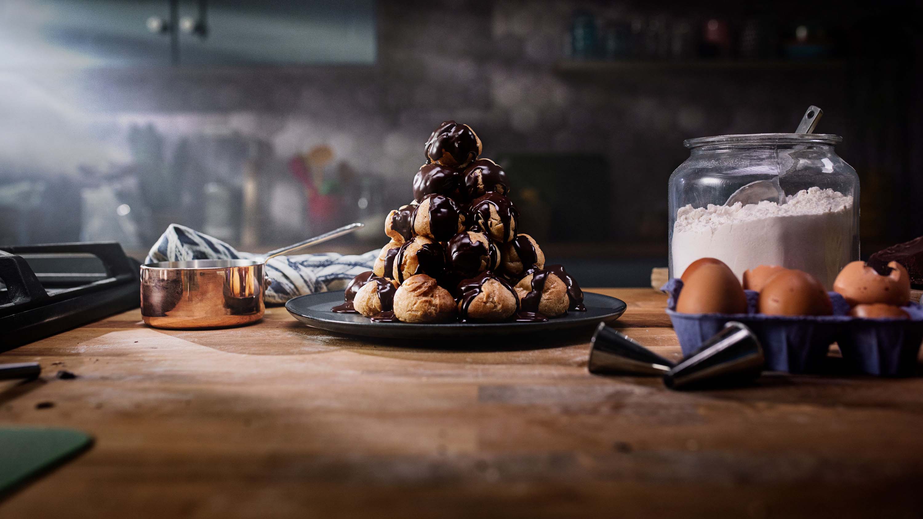 Profiterole Tower with Vanilla Cream & Chocolate Sauce | Lurpak®