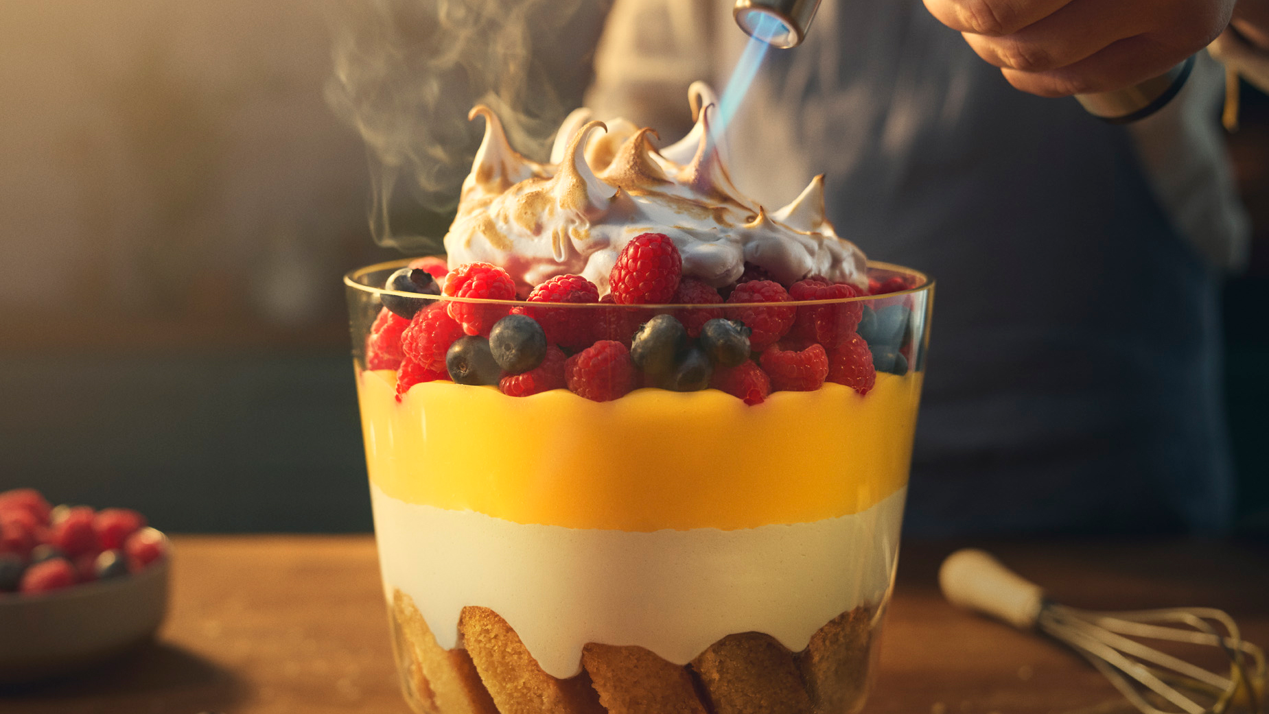 Trifle ( Recipe ) w. sponge cake and meringue | Lurpak®