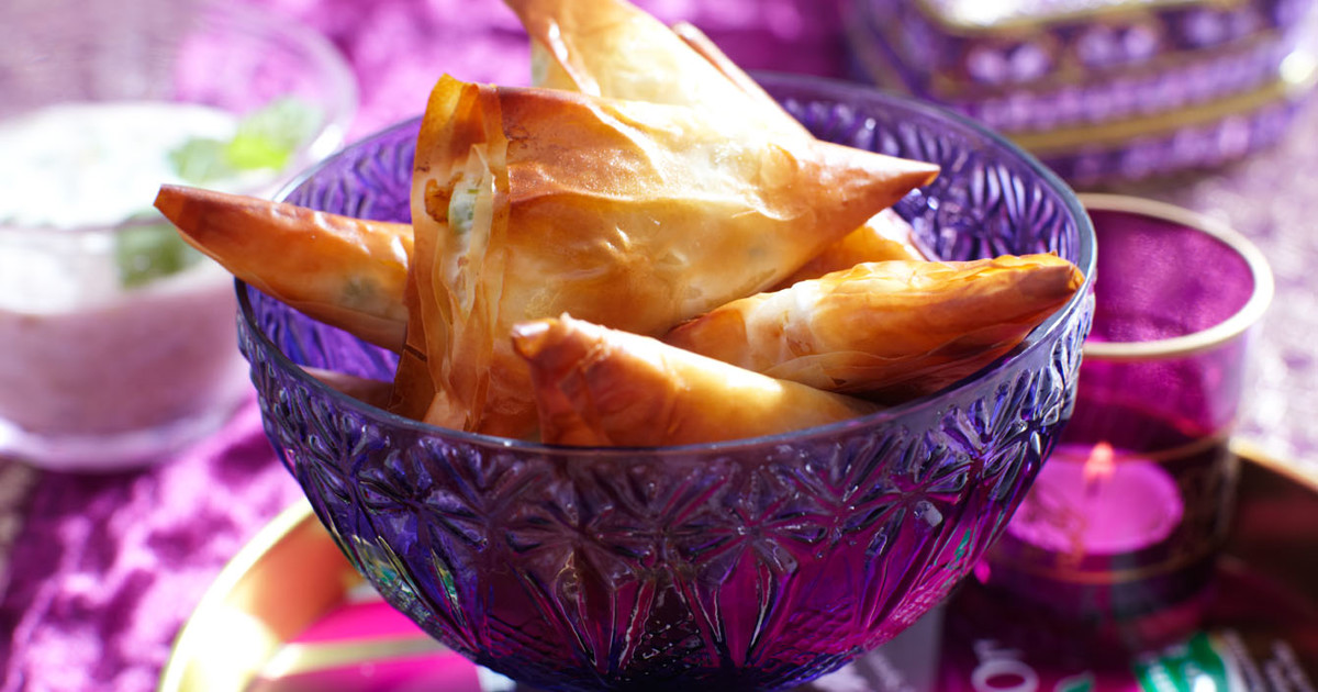 Samosas with Mint Raita ( Recipe ) | Arlafoods.co.uk Recipe | Arla UK