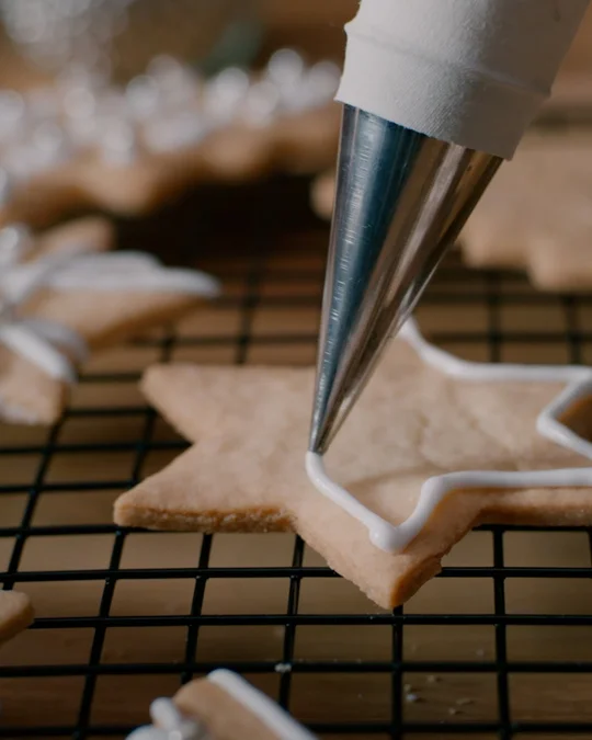 Μπισκότα gingerbread διακοσμημένα με λευκό γλάσο | Lurpak®