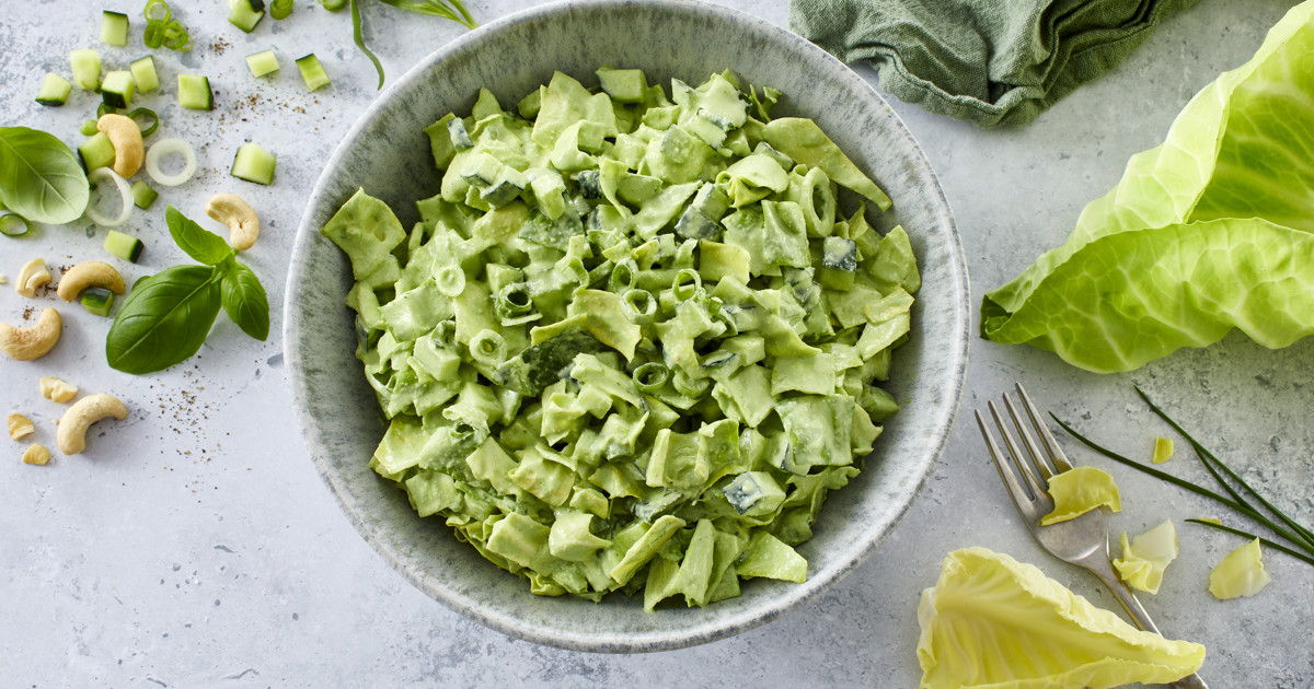 Green Goddess salat - opskrift med lækker grøn krydderurtedressing. | Arla