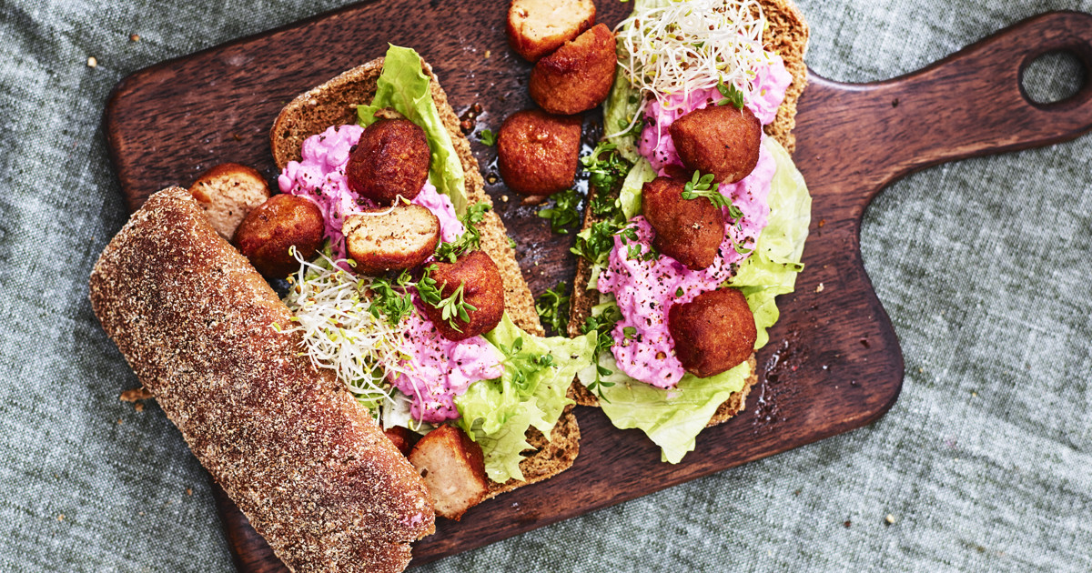 Lunchmacka med kryddig cottage cheese och köttbullar - Recept | Arla Lunchmacka med kryddig cottage cheese och köttbullar - Recept | Arla