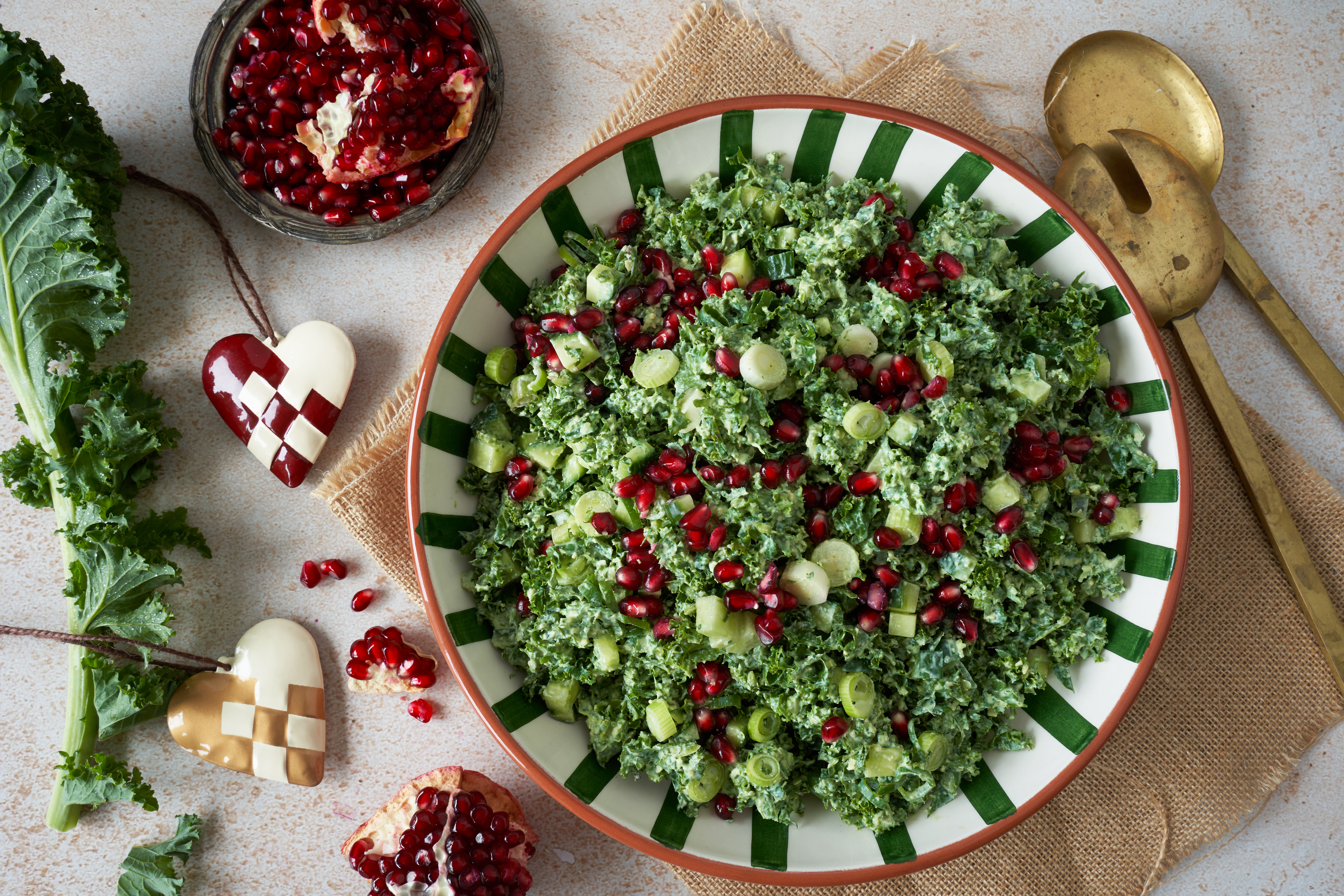 Green Goddess salat - opskrift med lækker grøn krydderurtedressing. | Arla