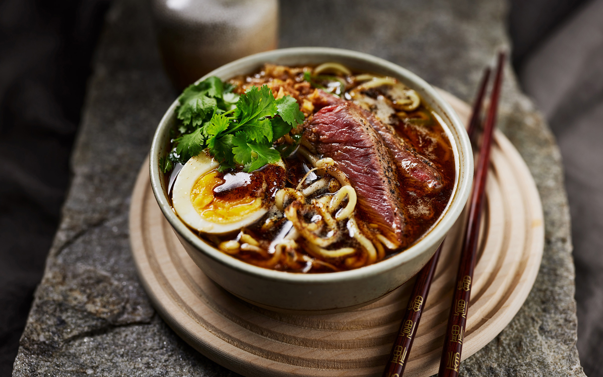 Ramen med biff, brynt smör och svart vitlök - Recept | Arla