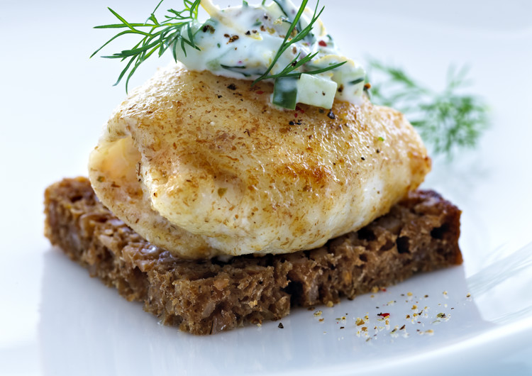 Fiskefilet med ansjos-mayo - Opskrift på lækker forret med fisk - Arla ...
